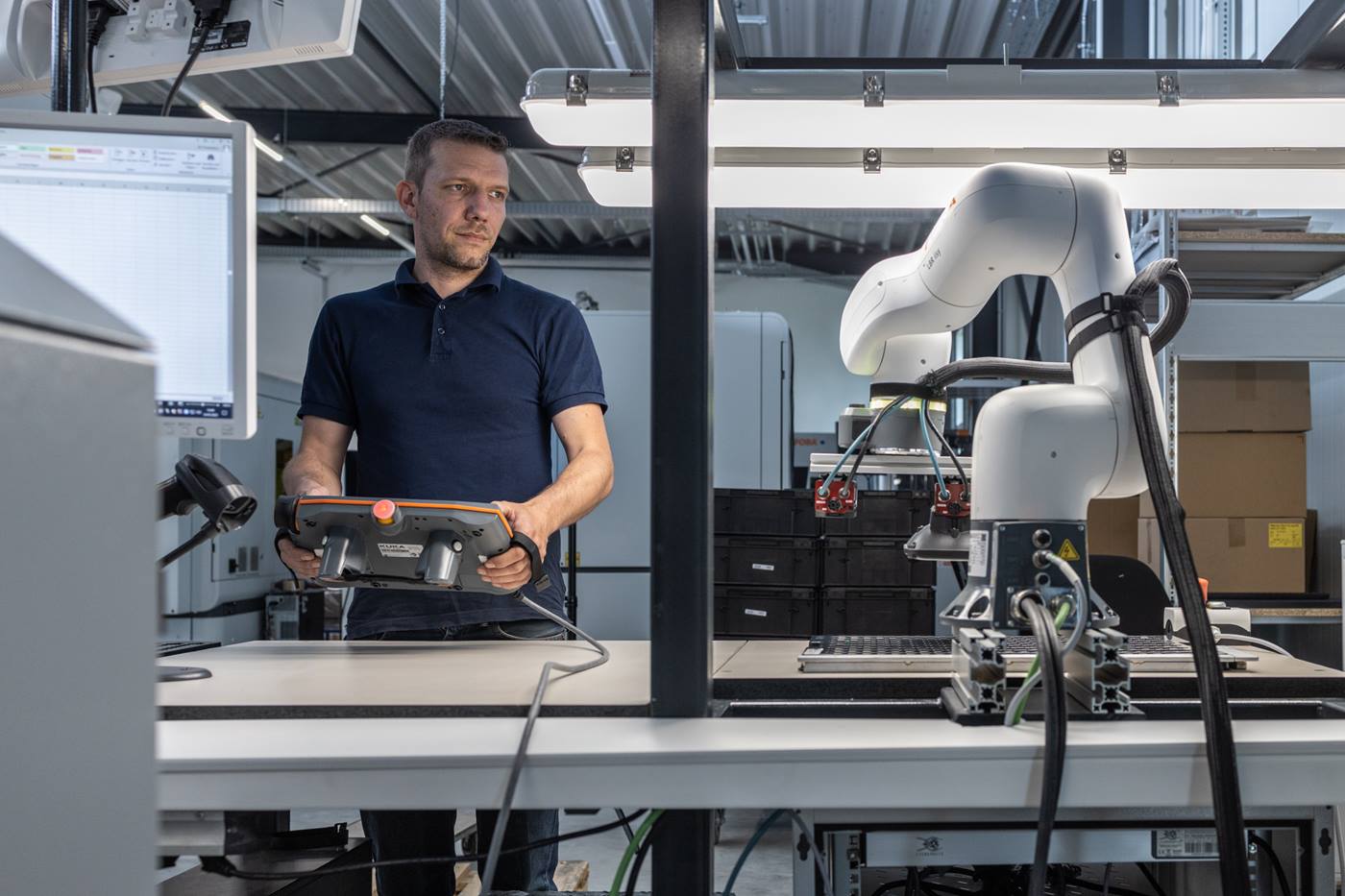 Quality control with LBR iisy cobot – Plastics industry | KUKA Belgium