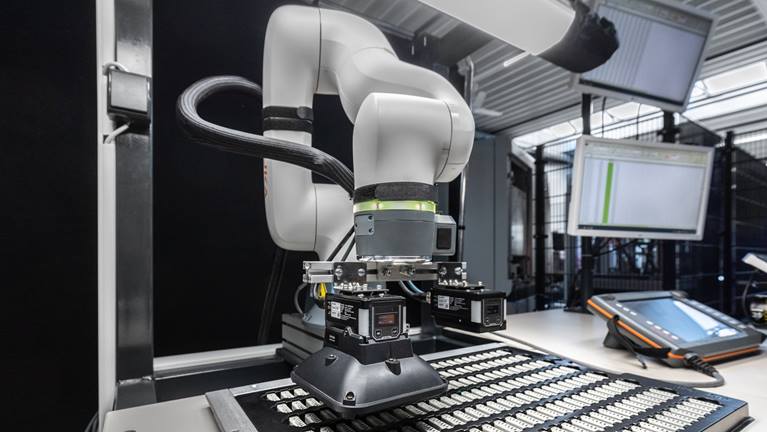 Quality control with LBR iisy cobot – Plastics industry | KUKA AG