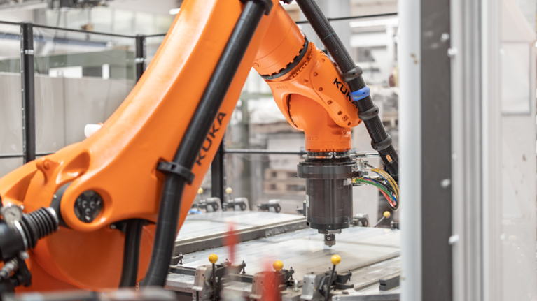 Rührreibschweißen von Batteriegehäusen für Plug-in-Hybride - KUKA AG