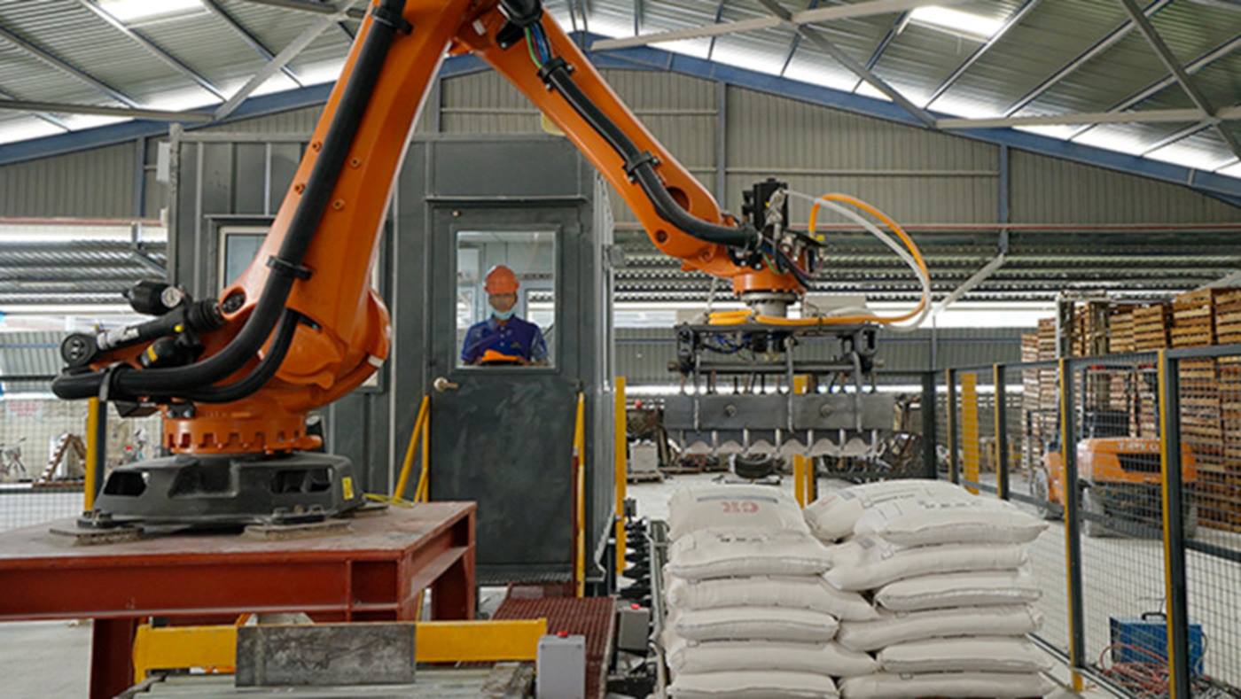 At GoPeng Kalsium, a KUKA heavy-duty robot provides support in ...