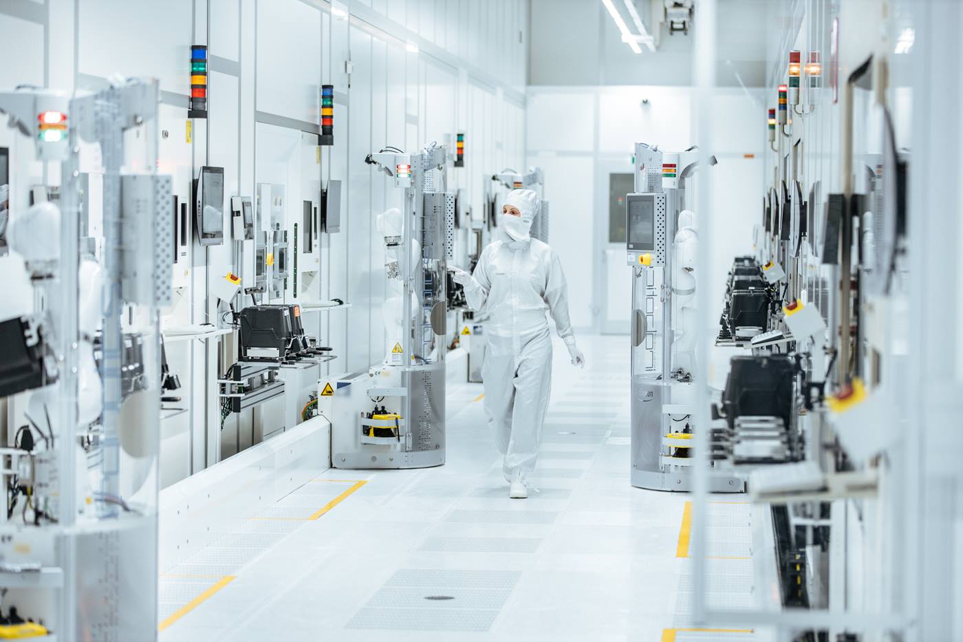 Wafer handling using 17 cleanroom robots | KUKA AG