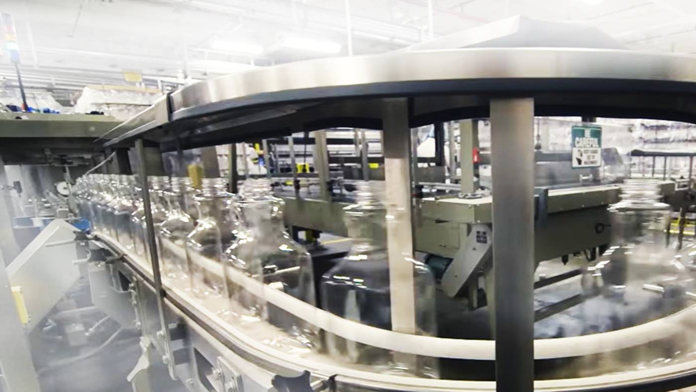 Stacking milk crates on pallets in the cold storage warehouse | KUKA AG