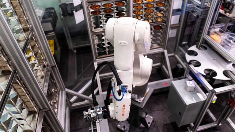 Robots prepare quality food with speed and consistency | KUKA AG