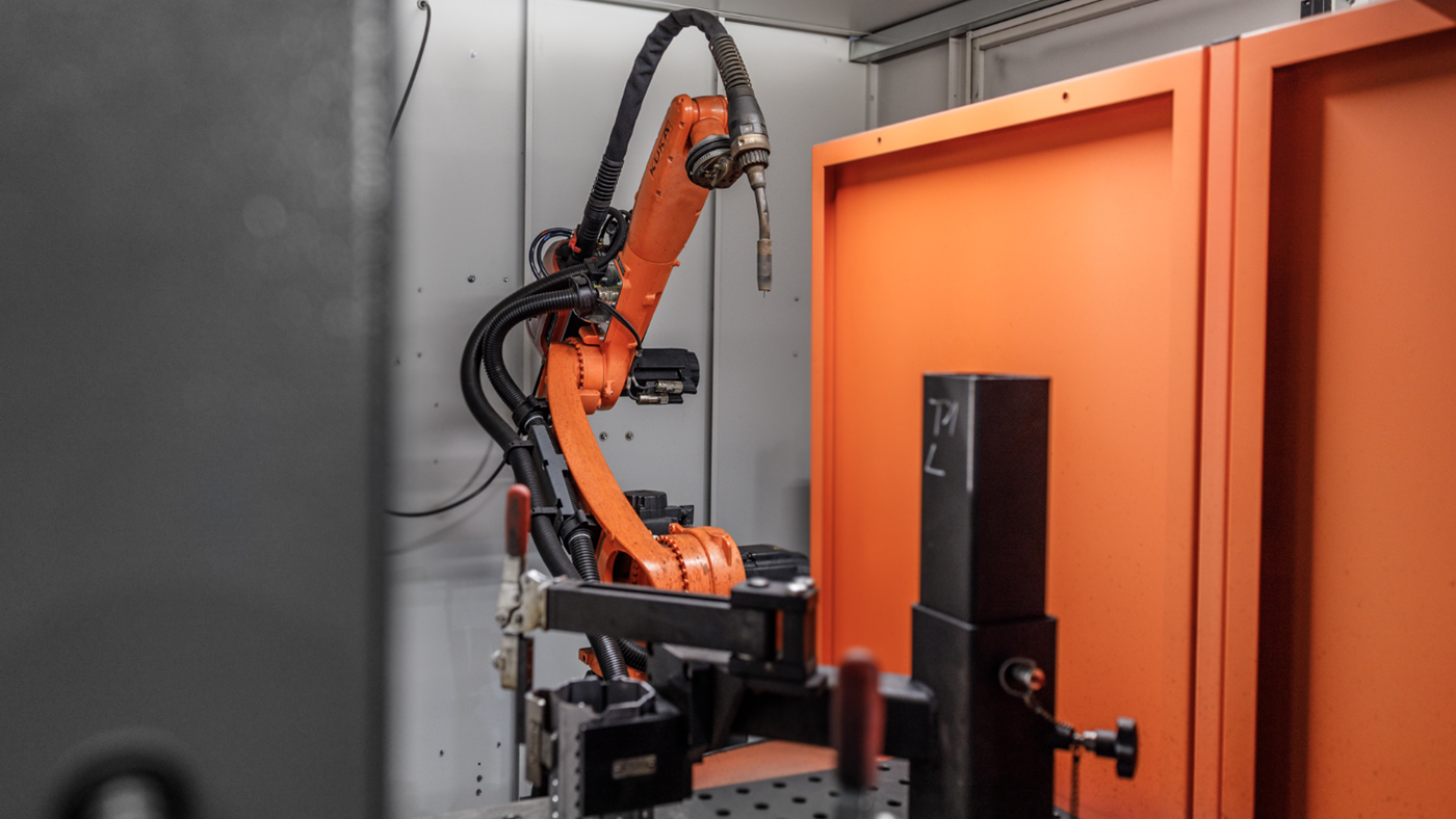 Welding robot assists SME | KUKA AG