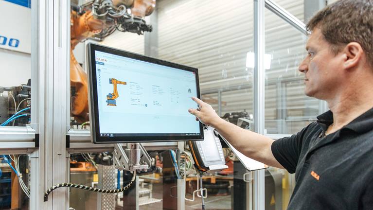 Robots machine new robot components at KUKA | KUKA AG
