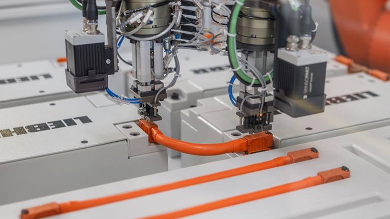 Automated battery pack assembly for high-voltage batteries | KUKA AG