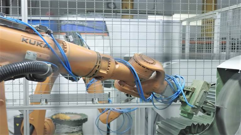 Automatisiertes Schleifen und Polieren mit Roboter - KUKA