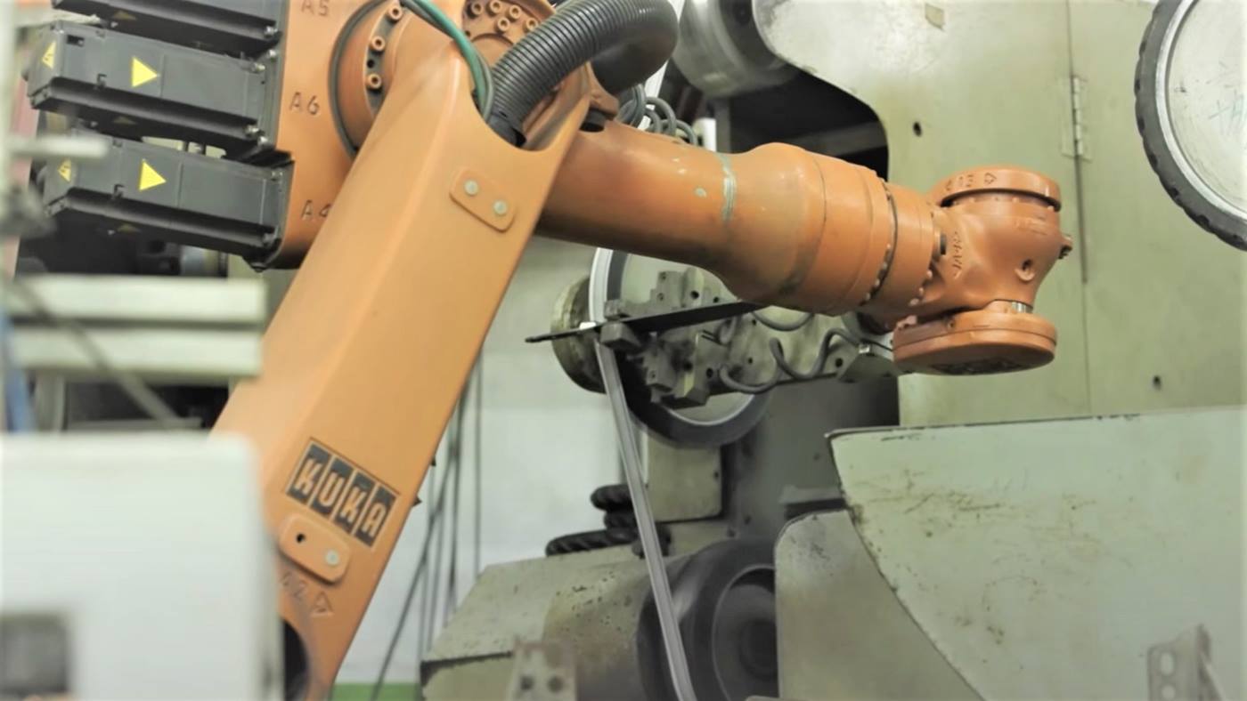Automated grinding and polishing by robot | KUKA AG