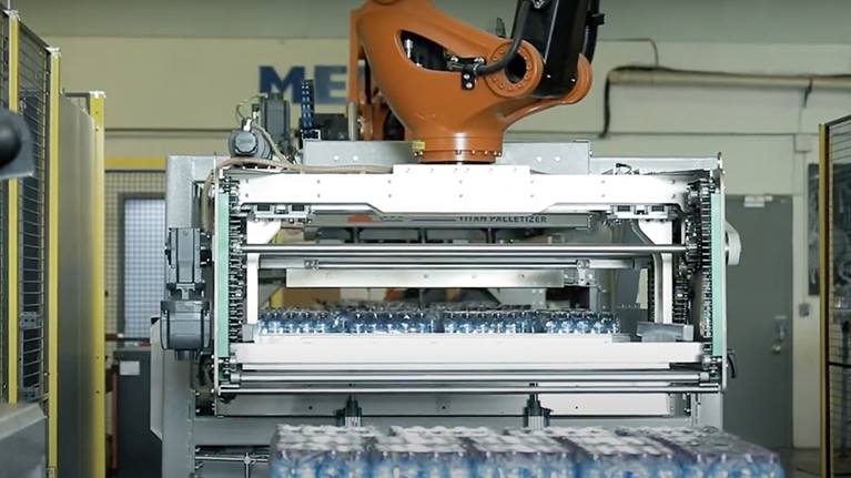 Quick stacking - 81,000 bottles per hour | KUKA AG