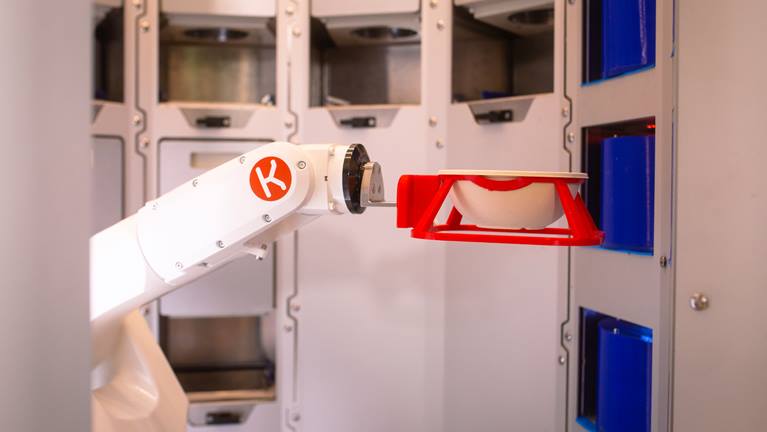 Kitchen robot keeps Brits well fed in canteen | KUKA AG