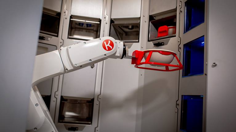 Kitchen robot keeps Brits well fed in canteen | KUKA AG