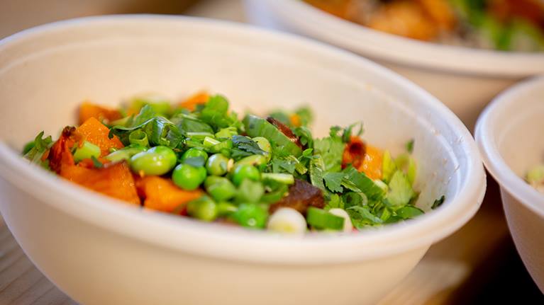 Kitchen robot keeps Brits well fed in canteen | KUKA AG