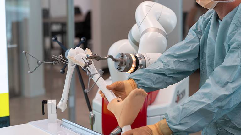 Robotic knee surgery with the robot system "ROBIN" at a new level | KUKA AG