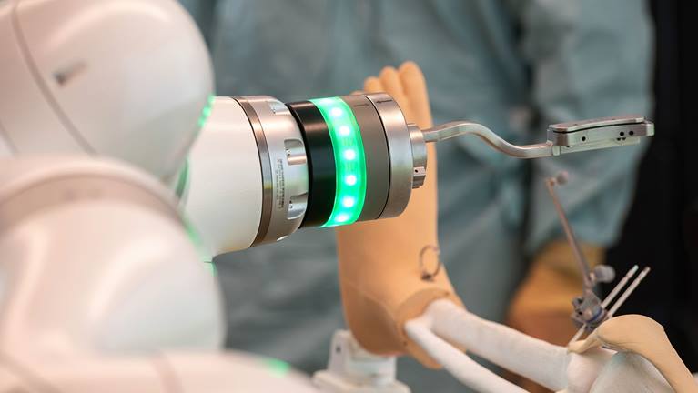 Robotic knee surgery with the robot system "ROBIN" at a new level ...