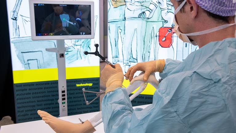 Robotic knee surgery with the robot system "ROBIN" at a new level | KUKA AG