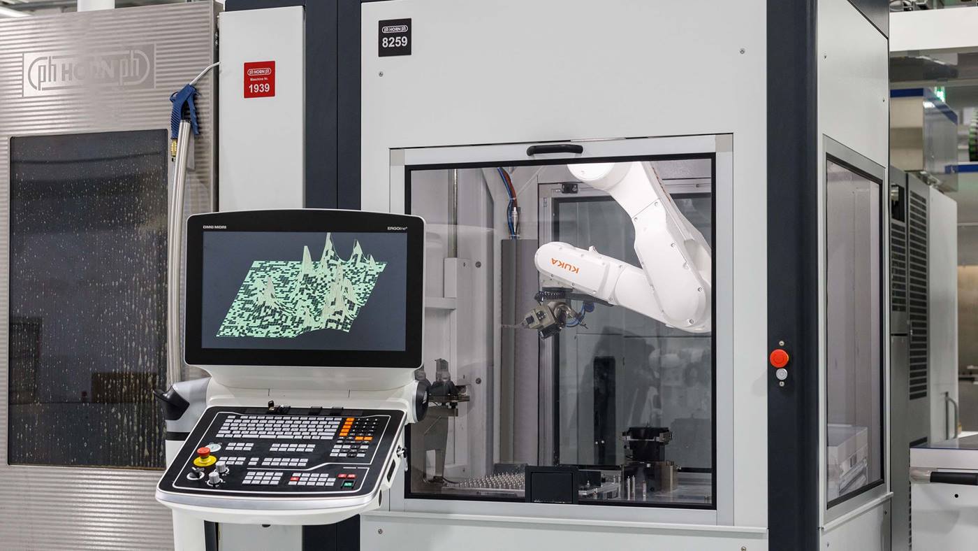 Schnelle und automatisierte CNC-Maschinenbestückung - KUKA AG - KUKA