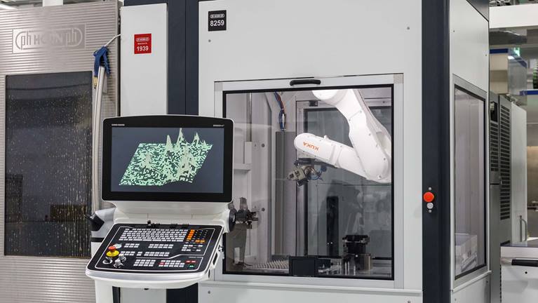 Fast and automated CNC machine tending – KUKA AG | KUKA AG