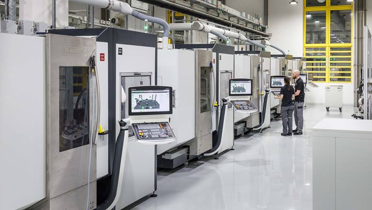 Fast and automated CNC machine tending – KUKA AG | KUKA AG