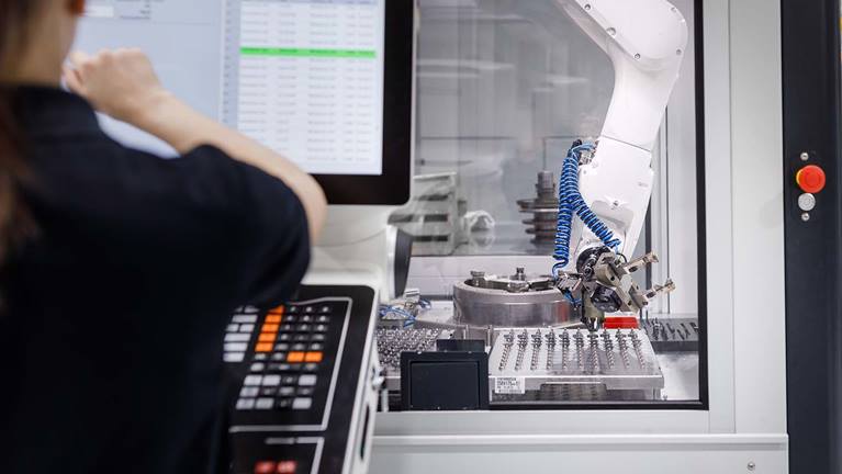 Fast and automated CNC machine tending – KUKA AG | KUKA AG
