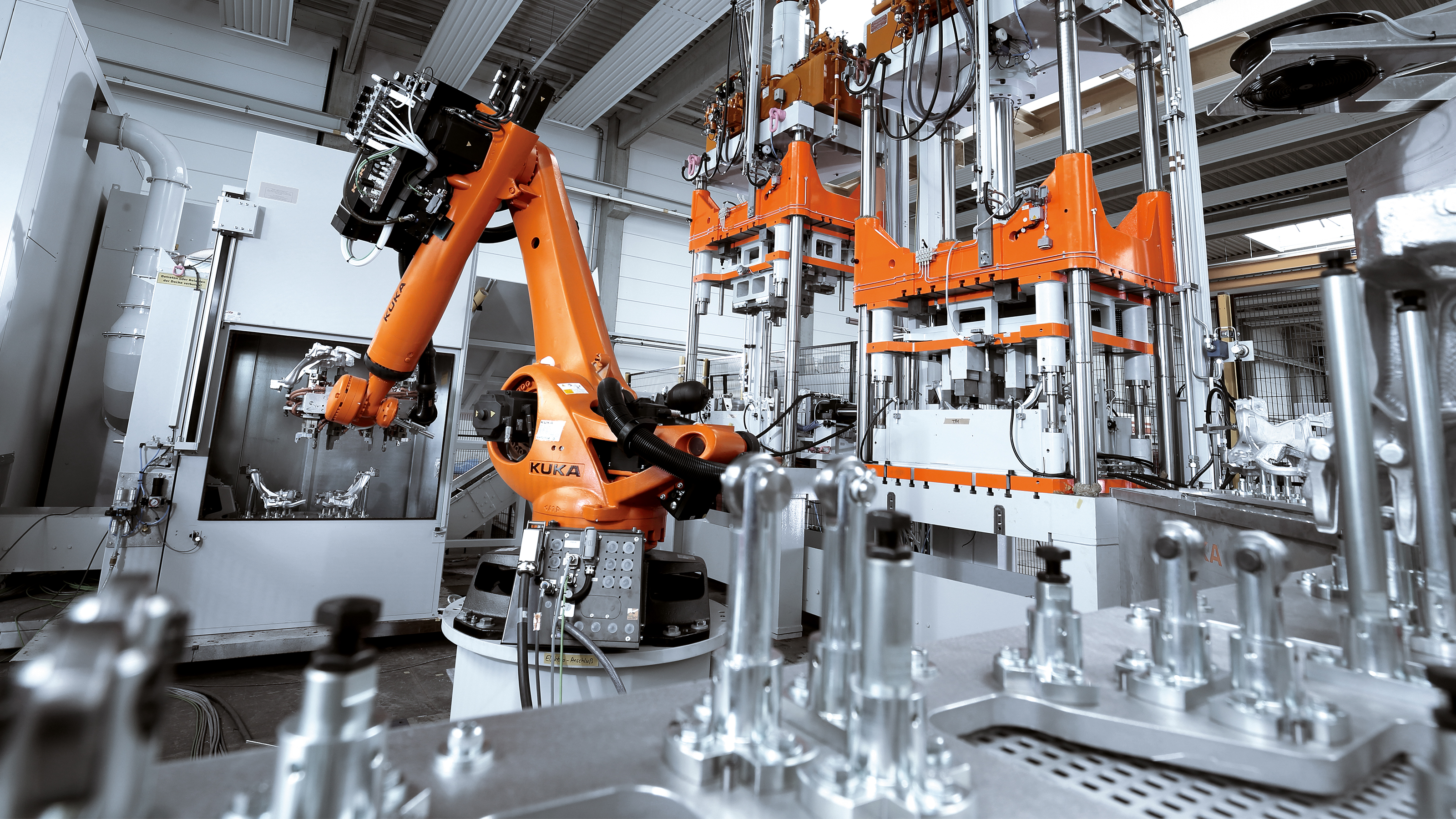 Retrofit pour la presse d’ébarbage | KUKA AG