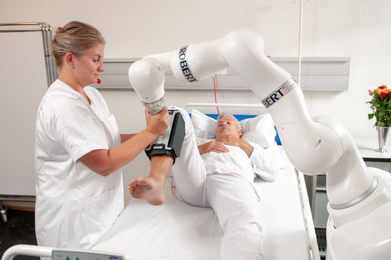 Robot-assisted rehabilitation and mobilization | KUKA AG