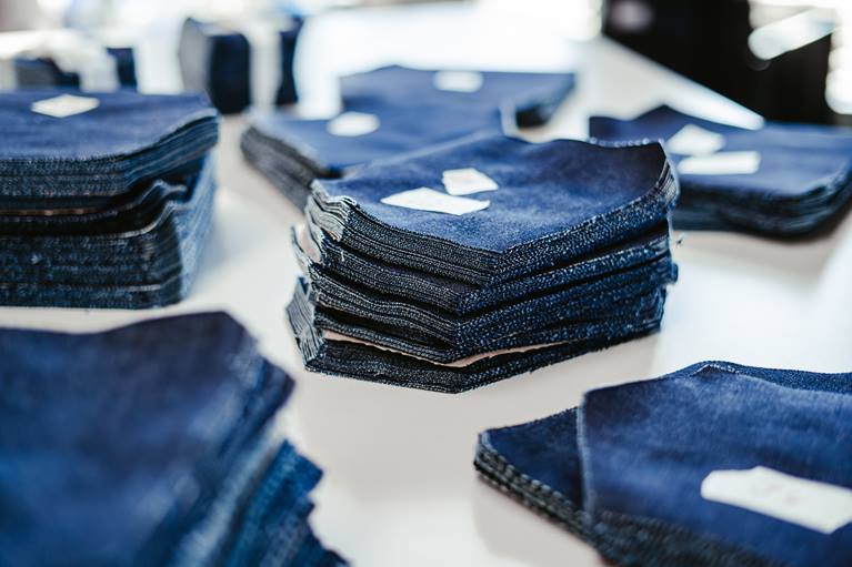 Les robots révolutionnent la production de textiles | KUKA