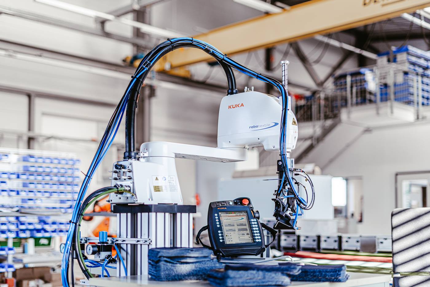 Les robots révolutionnent la production de textiles | KUKA