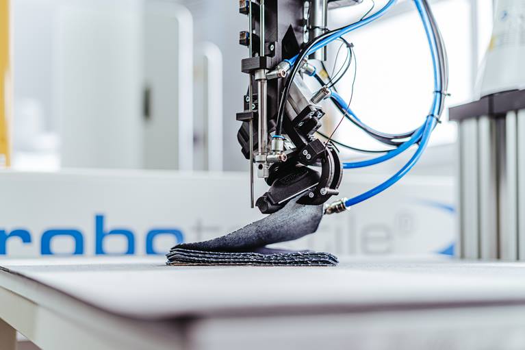 Les robots révolutionnent la production de textiles | KUKA