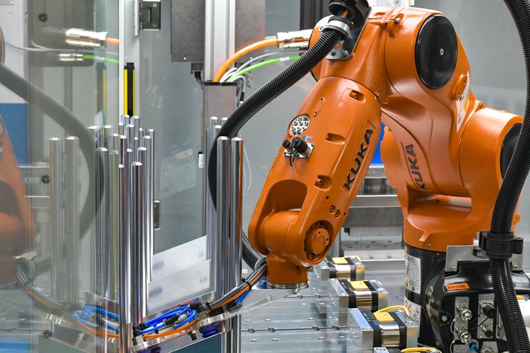 Robotika a automatizácia v stredne veľkých podnikoch | KUKA