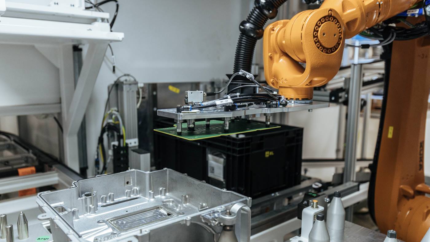 e-mobility and automation reconceived with SAR and KUKA | KUKA AG