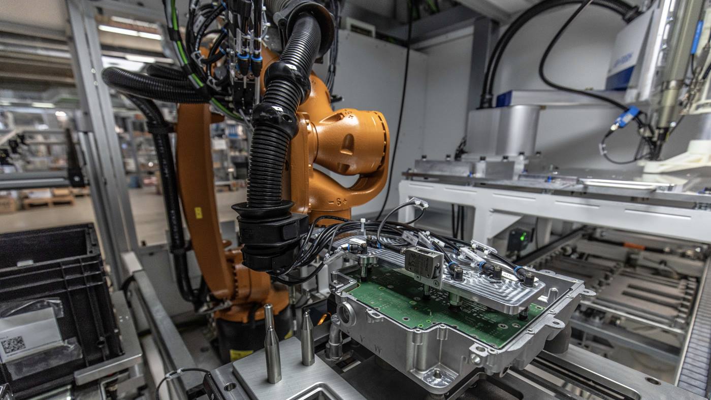 e-mobility and automation reconceived with SAR and KUKA | KUKA AG
