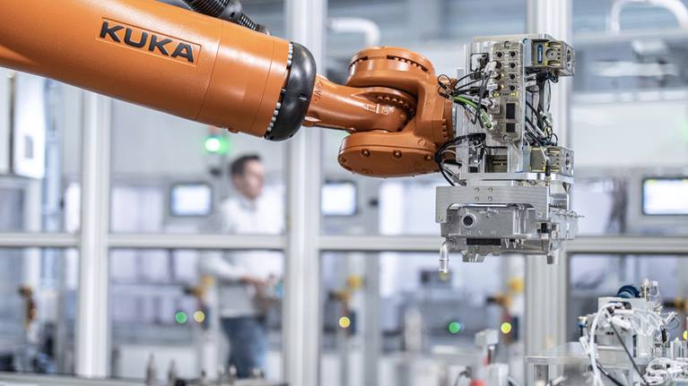 E-Mobilität und Automatisierung neu gedacht mit SAR und KUKA - KUKA AG