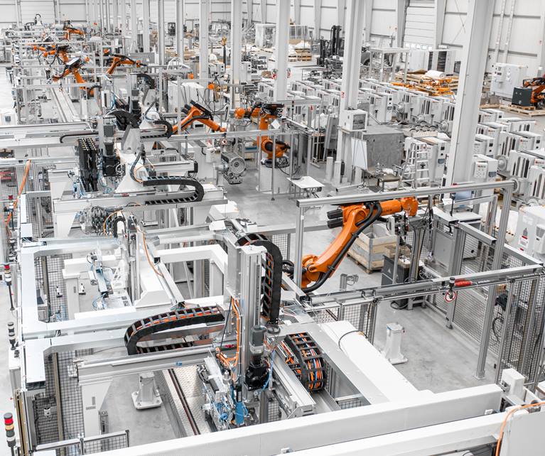 Assembly and test systems for the powertrain | KUKA AG