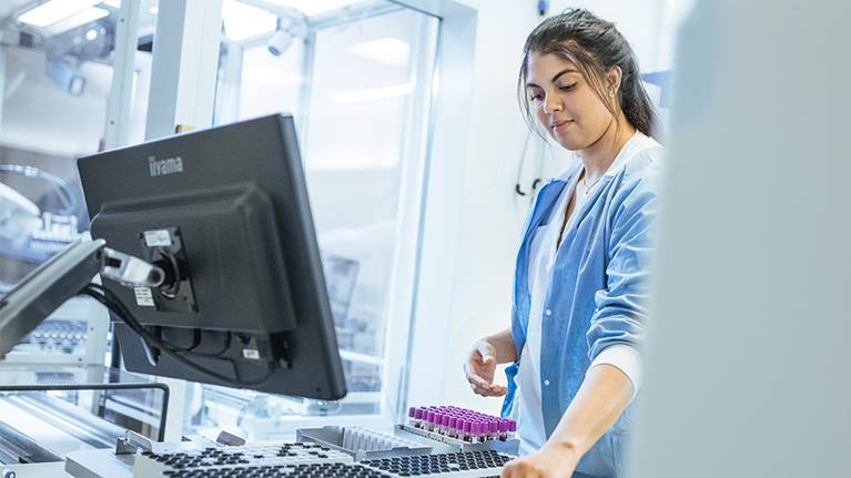 KUKA lab robots sort 3,000 blood samples daily | KUKA AG