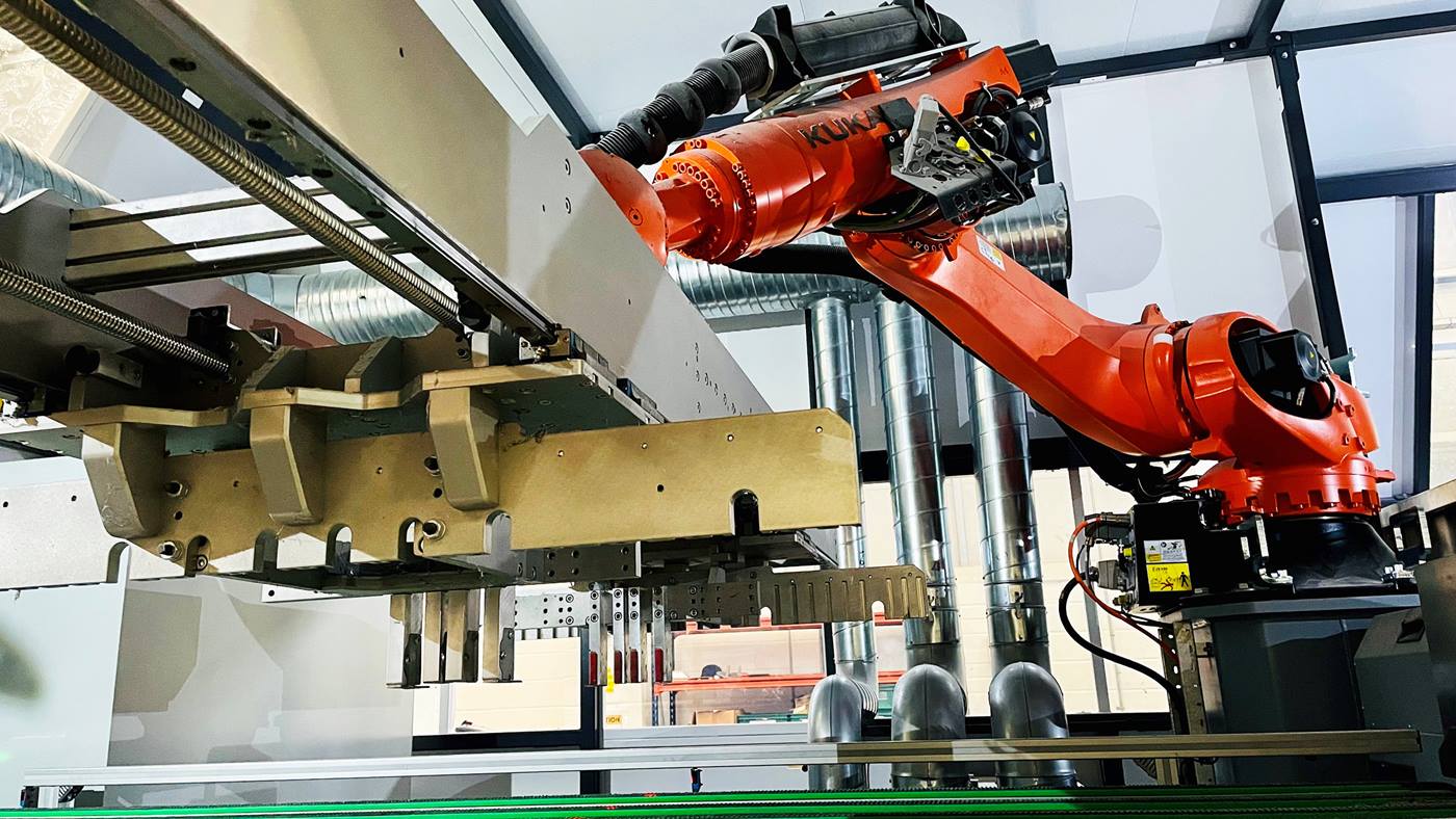 KR QUANTEC robot recycles hazardous electrical waste | KUKA Global