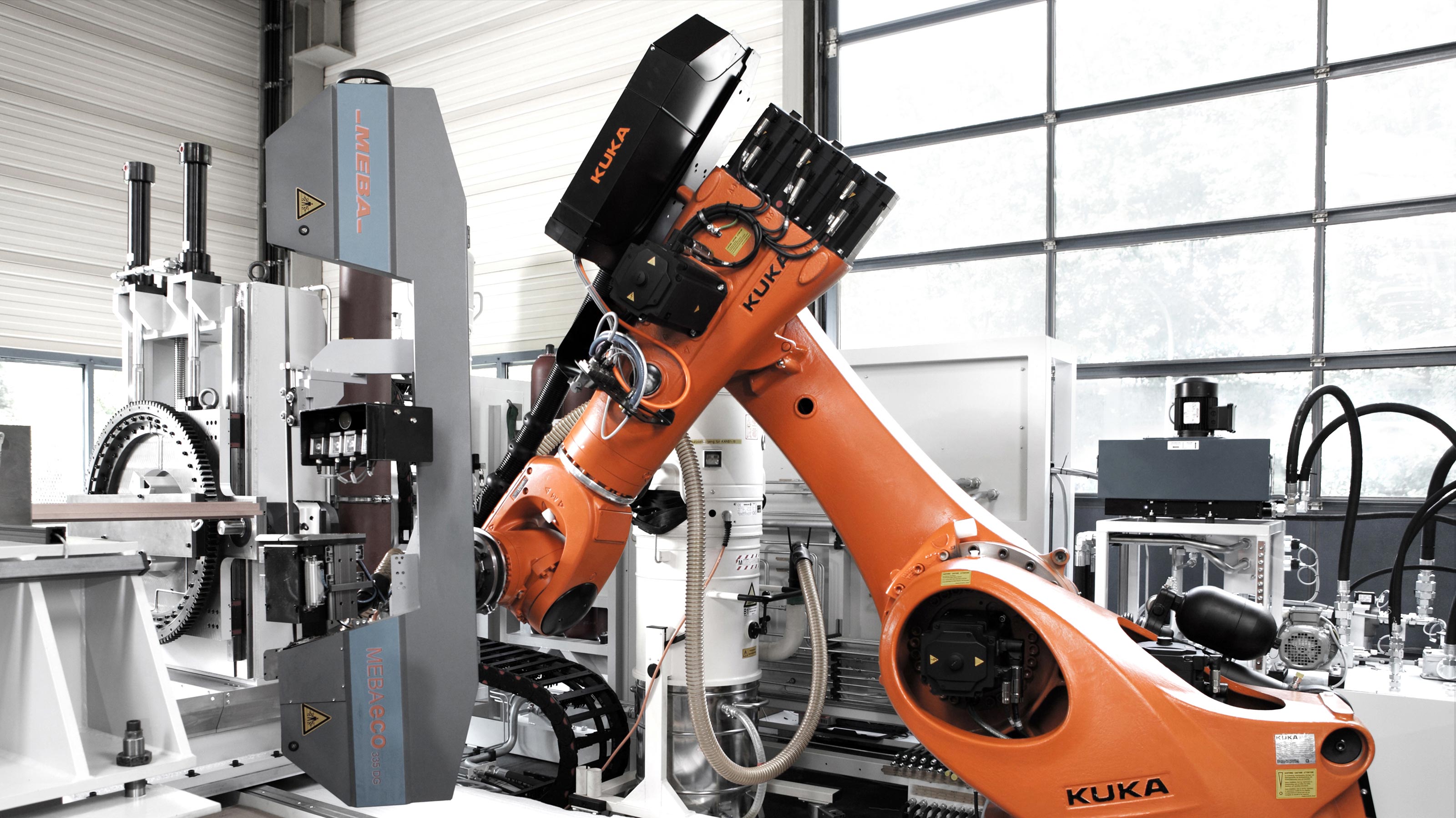 KUKA Roboter führt Bandsäge bei Wieland GmbH - KUKA AG