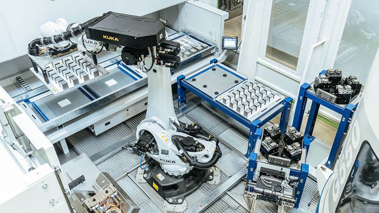 Robot automatically loads milling machine | KUKA AG