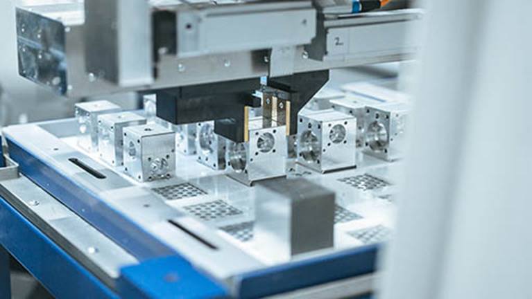 Robot automatically loads milling machine | KUKA AG