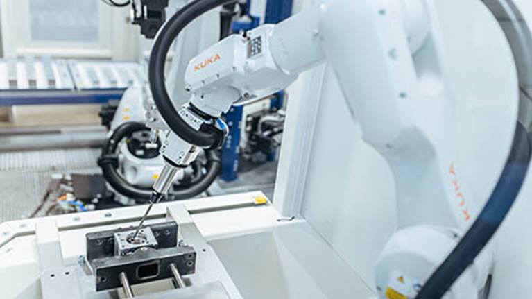 Robot automatically loads milling machine | KUKA AG
