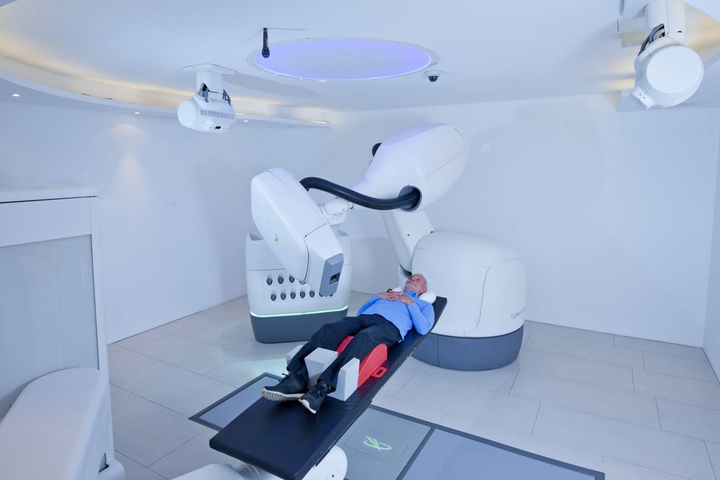 Robot-assisted system for precision radiation | KUKA AG