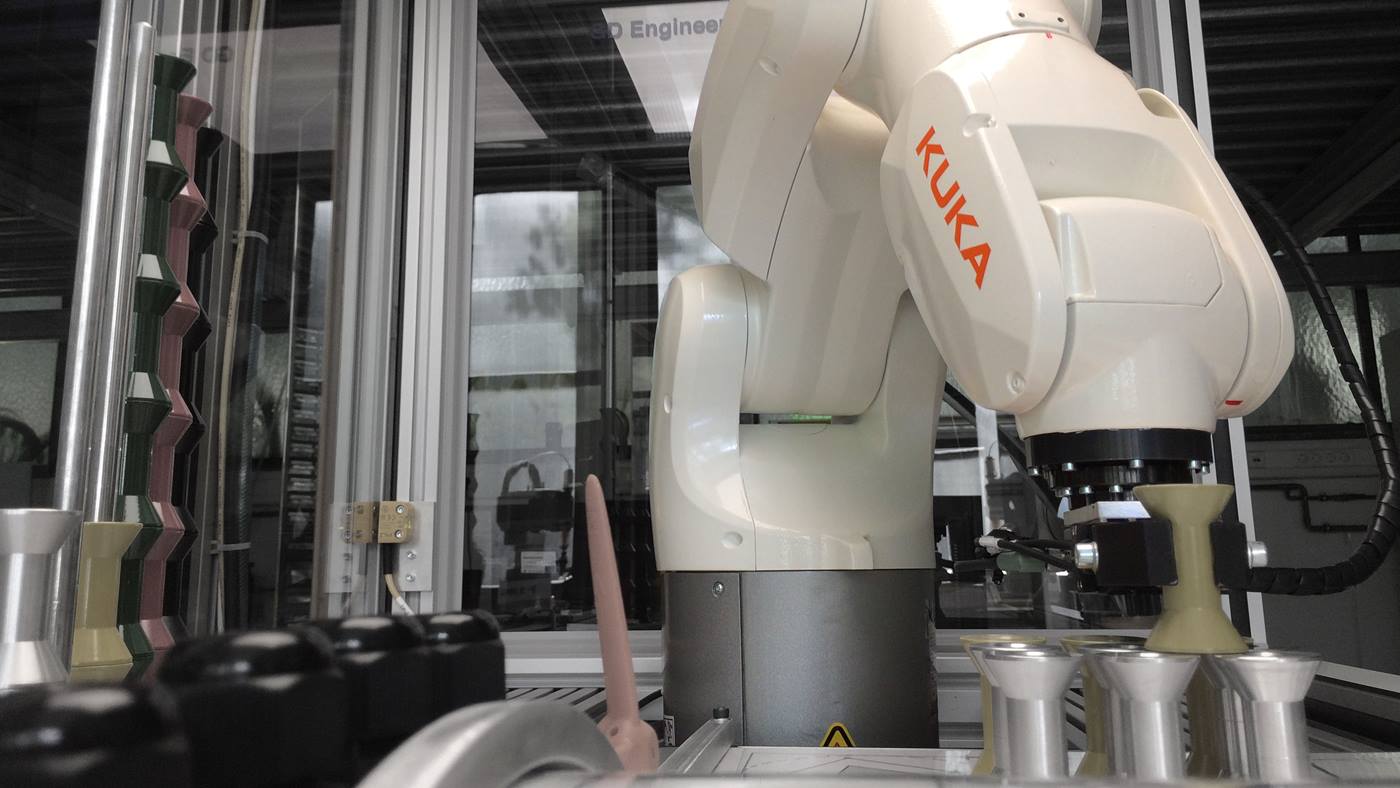 Learning how to program easily using a building block robot | KUKA AG