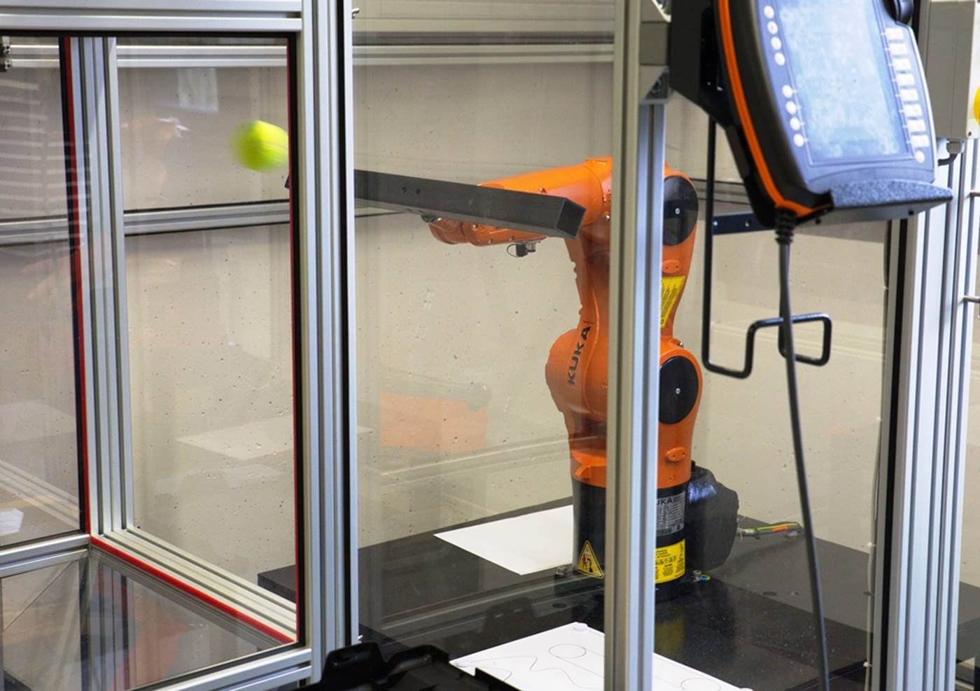 Los robots pequeños de KUKA inician a los estudiantes en la tecnología ...