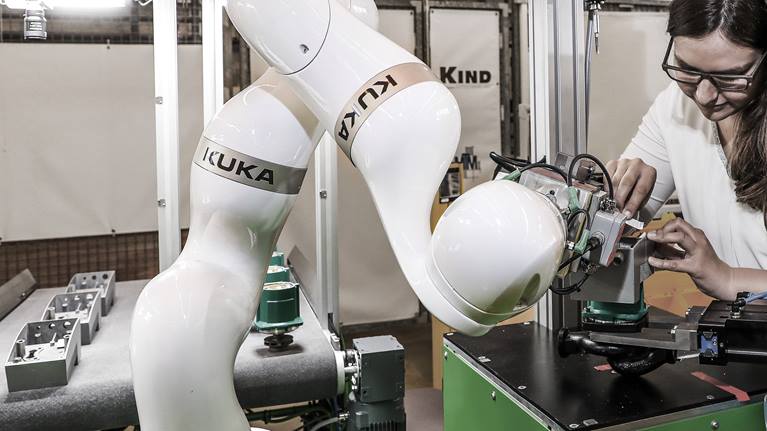 Learning how to program easily using a building block robot | KUKA AG