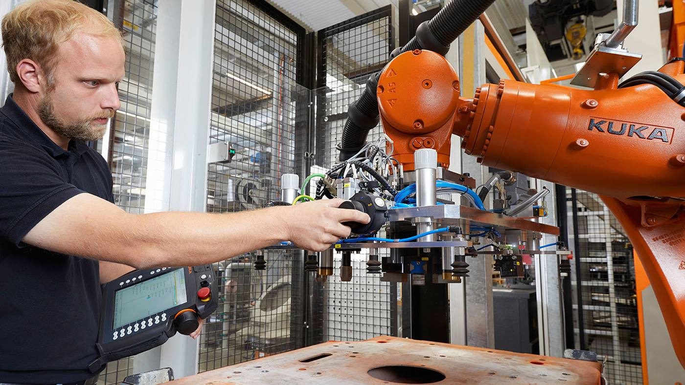 Programming robots: hand guiding with KUKA ready2_pilot | KUKA AG