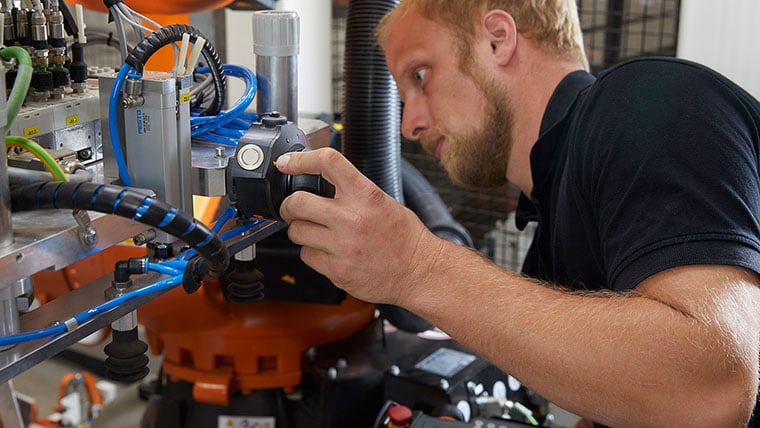 Programming robots: hand guiding with KUKA ready2_pilot | KUKA AG