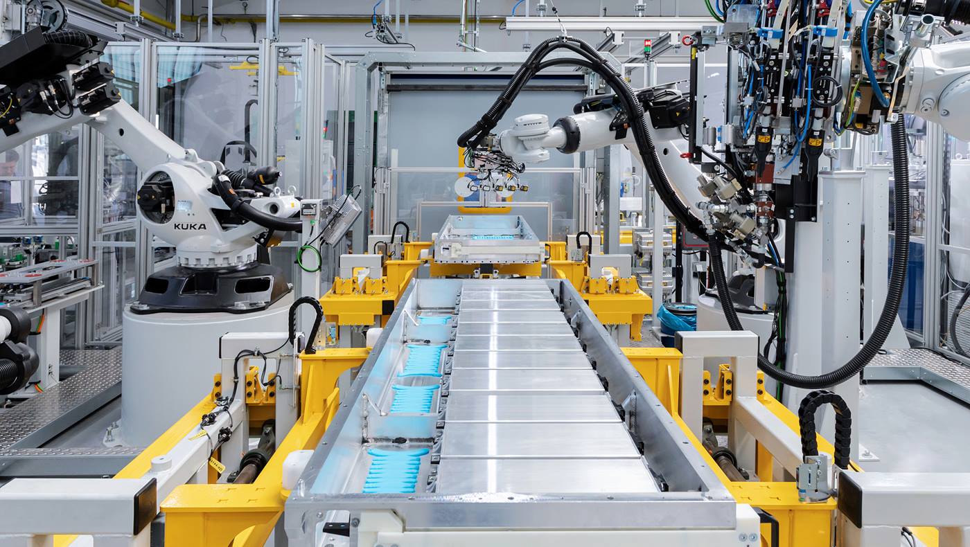 KUKA and Webasto revolutionize battery production | KUKA AG