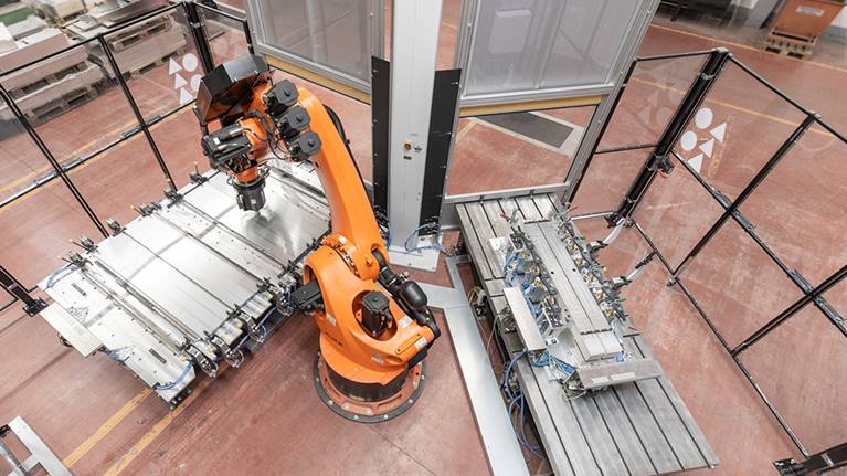 cell4_FSW: the new cell for friction stir welding | KUKA AG