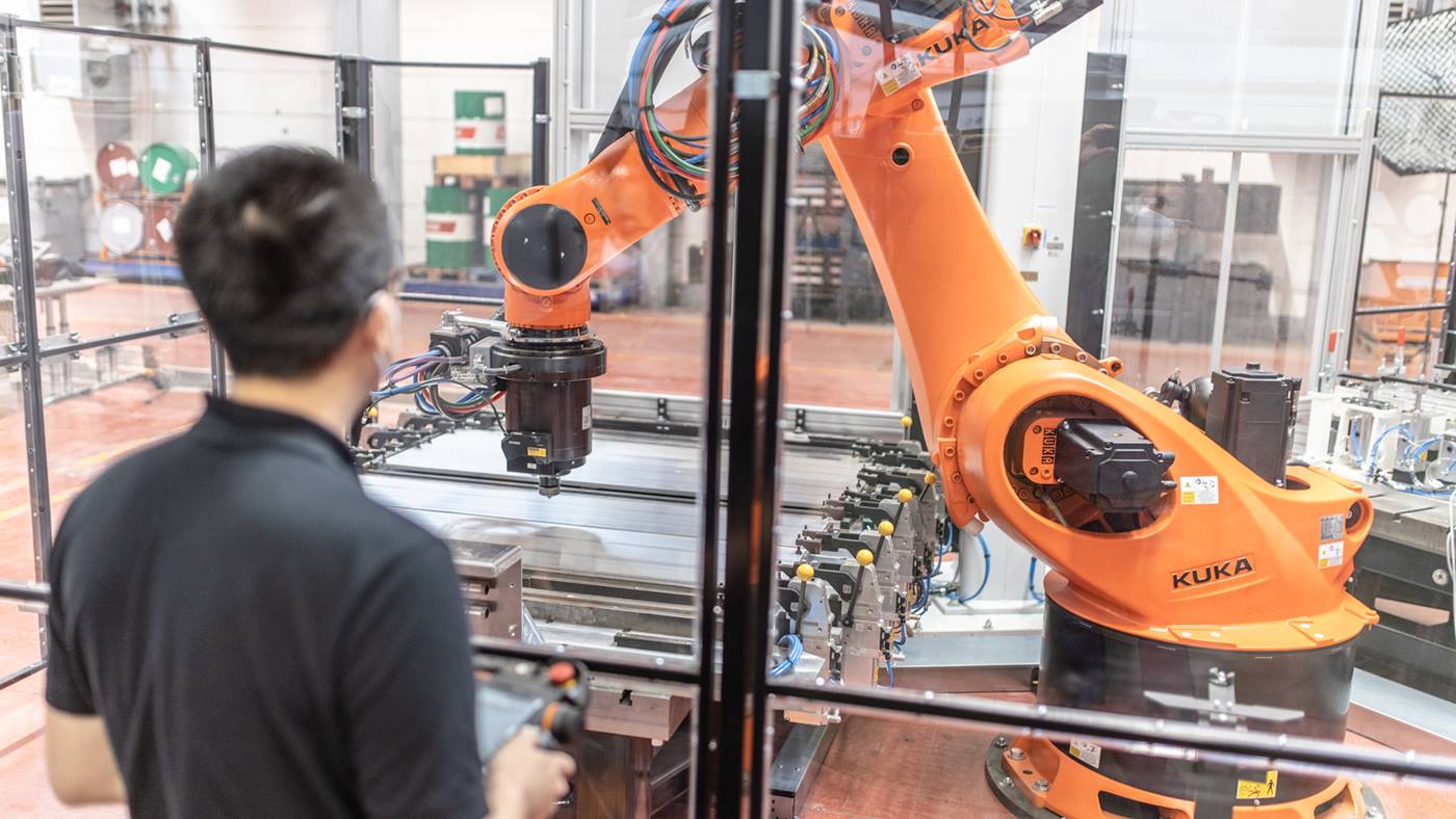 cell4_FSW: the new cell for friction stir welding | KUKA AG