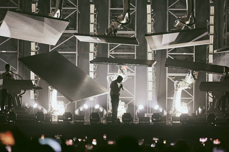 Ten KUKA robots on tour in Europe with Stromae | KUKA Global