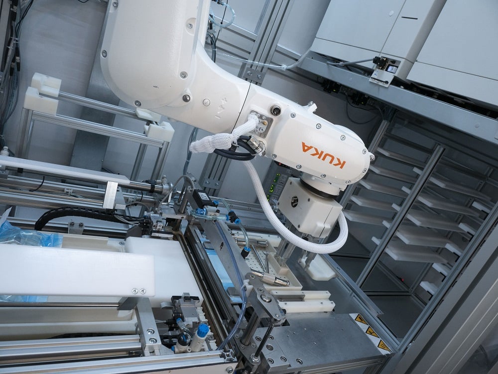 Sterilizing surgical instruments: A robotic assistant in doctor`s ...